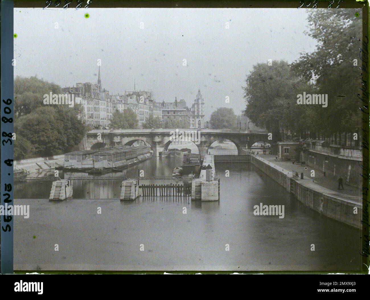 Paris (1st arr.), France The prefecture of police and the Pont-Neuf ...