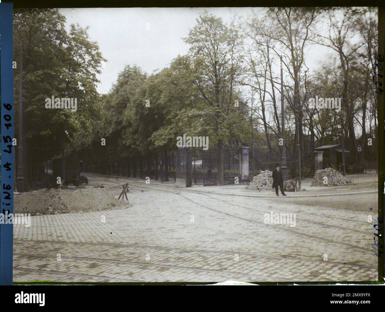 Paris (16th arr.), France La Porte d'Auteuil au Bois de Boulogne Stock ...