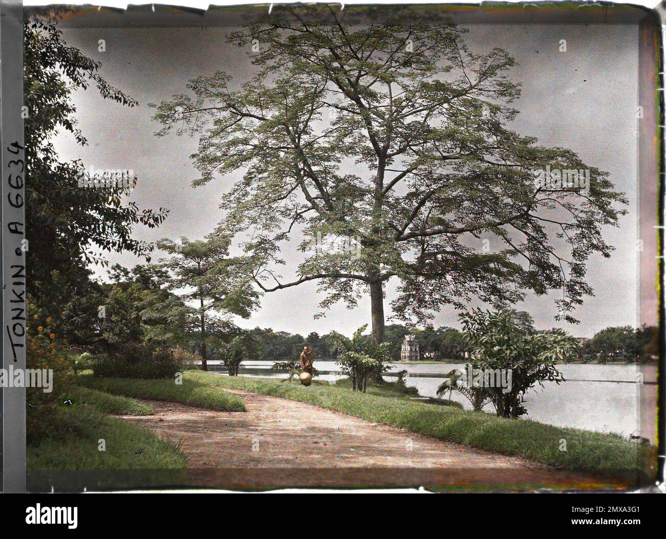 Hà-Nôi, Tonkin, Indochina Les Rives du Petit Lac or Hoan-Kiem-ho, "Lake ...
