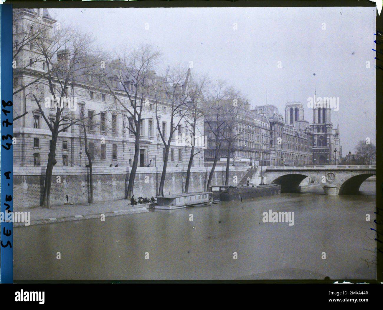 Paris (1st arr.), France Le Quai des Orfèvres from the Quai des Grands ...