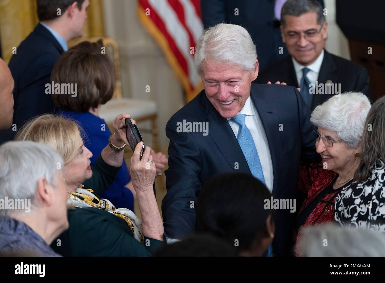 Former United States President Bill Clinton greets guests as he departs ...