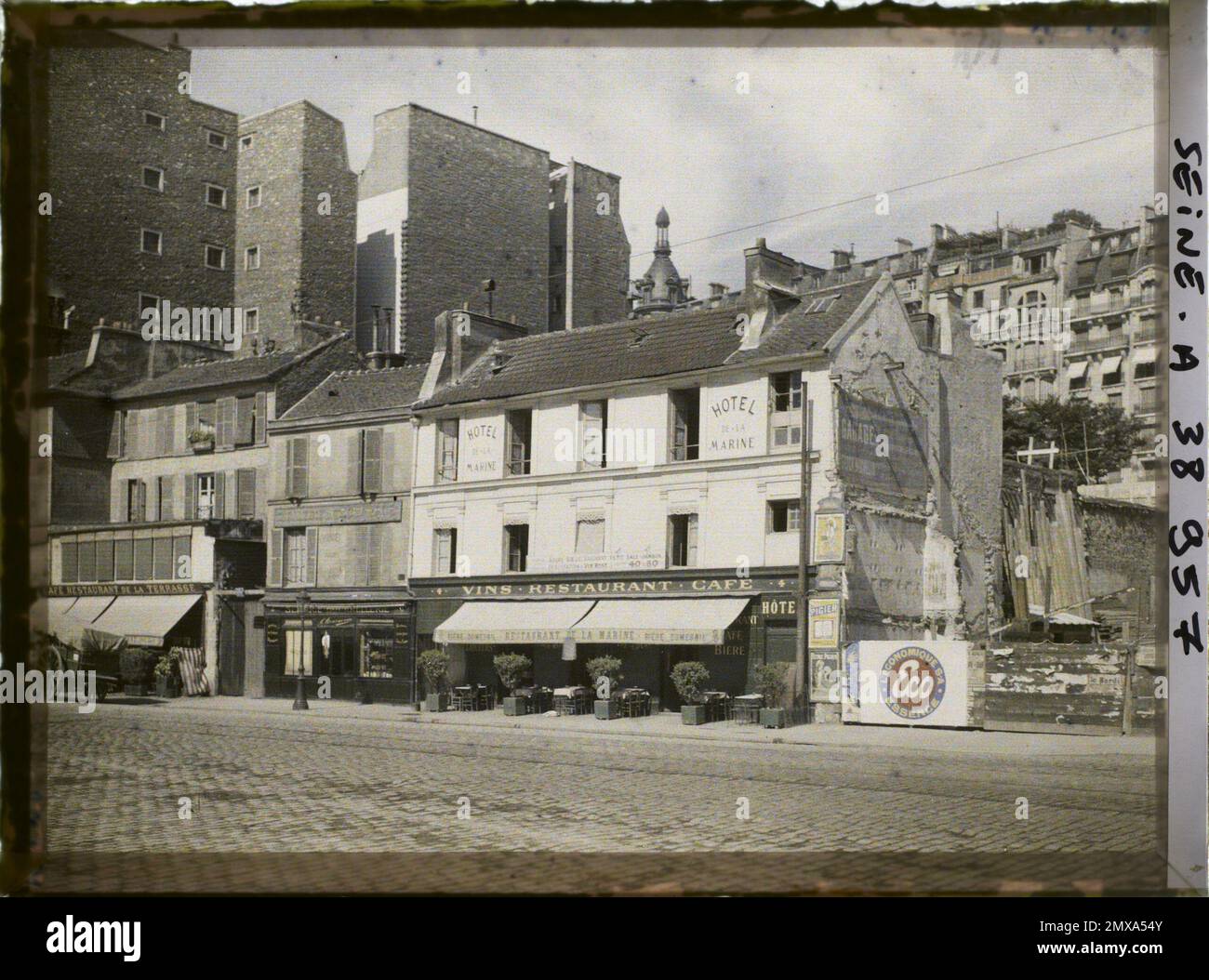 Paris (16th arr.), France Le Quai de Passy Stock Photo - Alamy