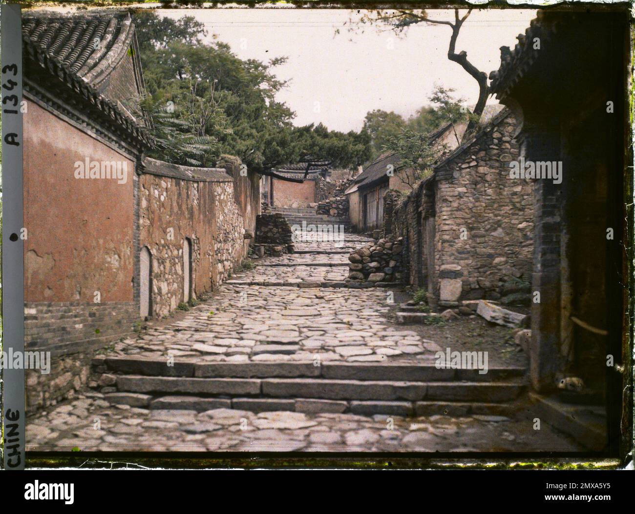 Taoism temple pilgrimage staircase sacred track dwelling paved r hi-res stock photography and ...