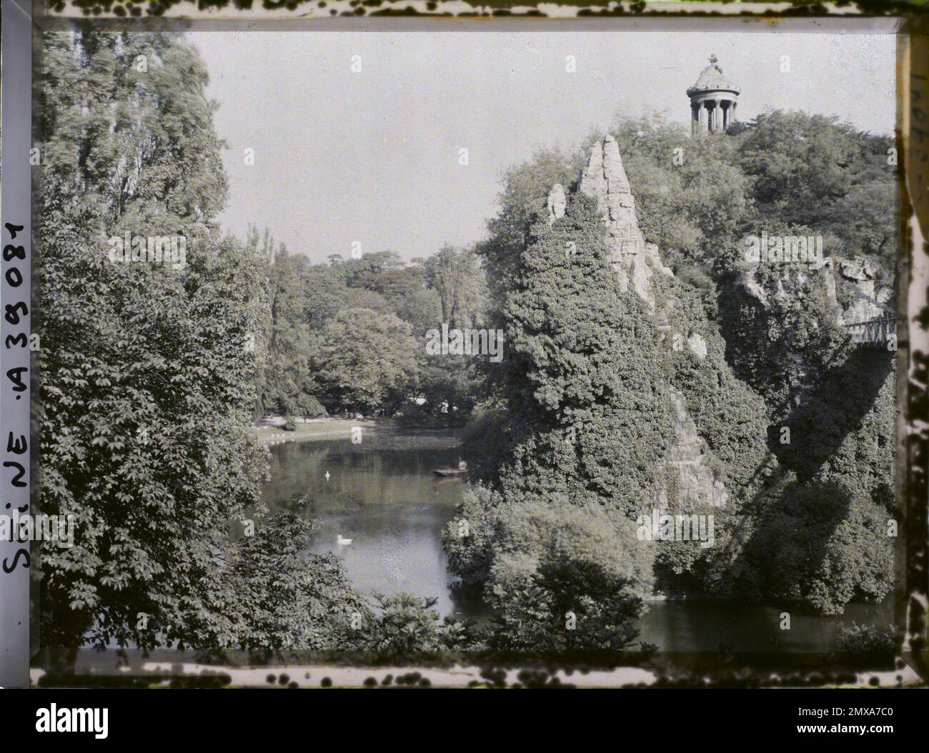 Paris (19th arr.), France Les Buttes-Chaumont, Lac and Belvedere ...