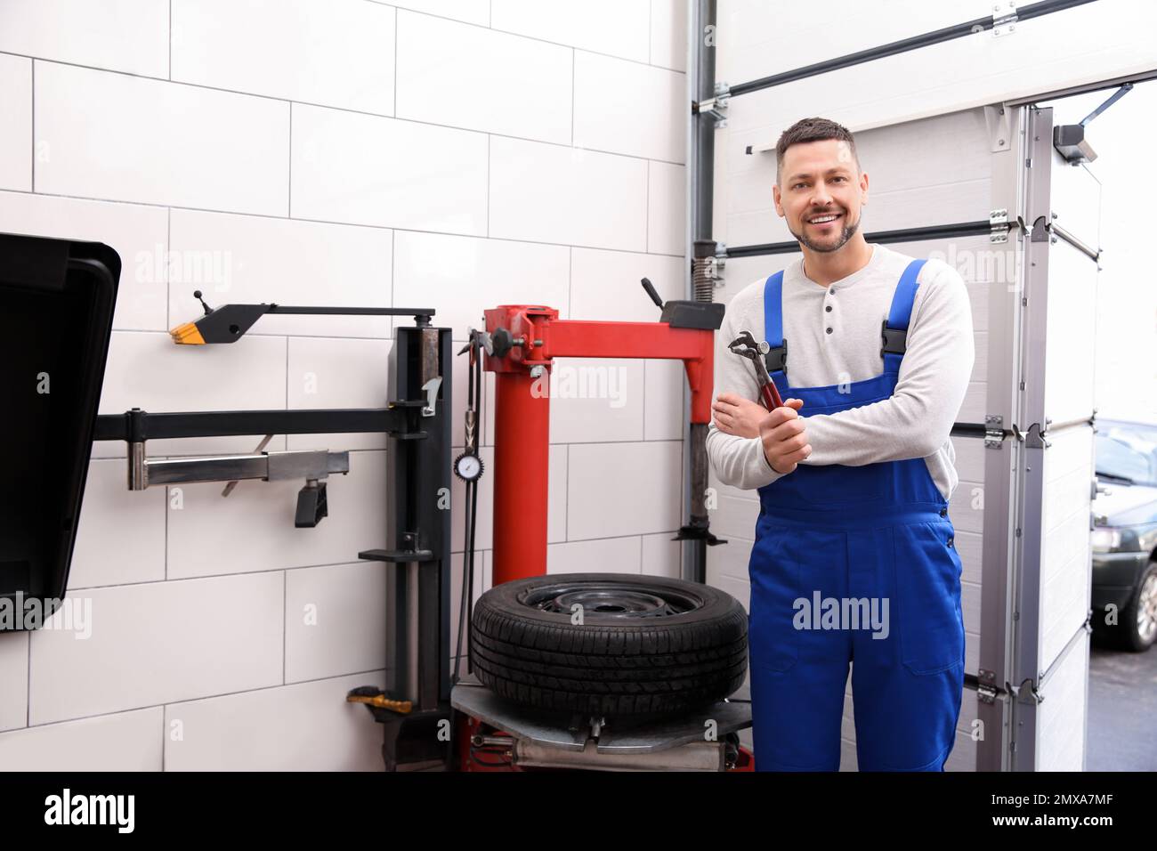 Tyre fitting machine hi-res stock photography and images - Alamy
