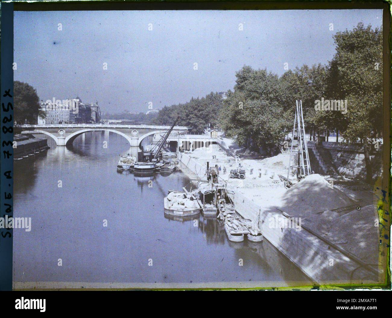 Paris (4th arr.), France View of the Louis-Philippe bridge and the port ...