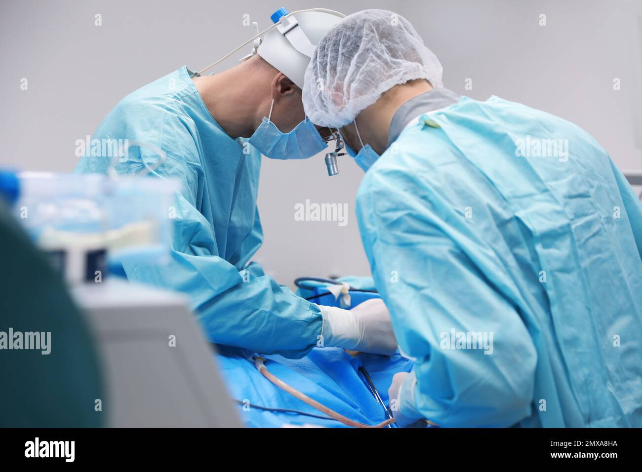 Team doctors working in surgery hi-res stock photography and images - Alamy