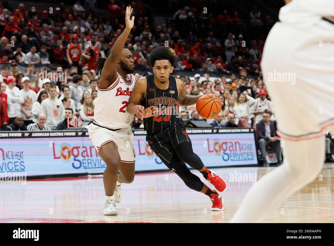 Wisconsin's Chucky Hepburn, right, drives top the basket against Ohio ...