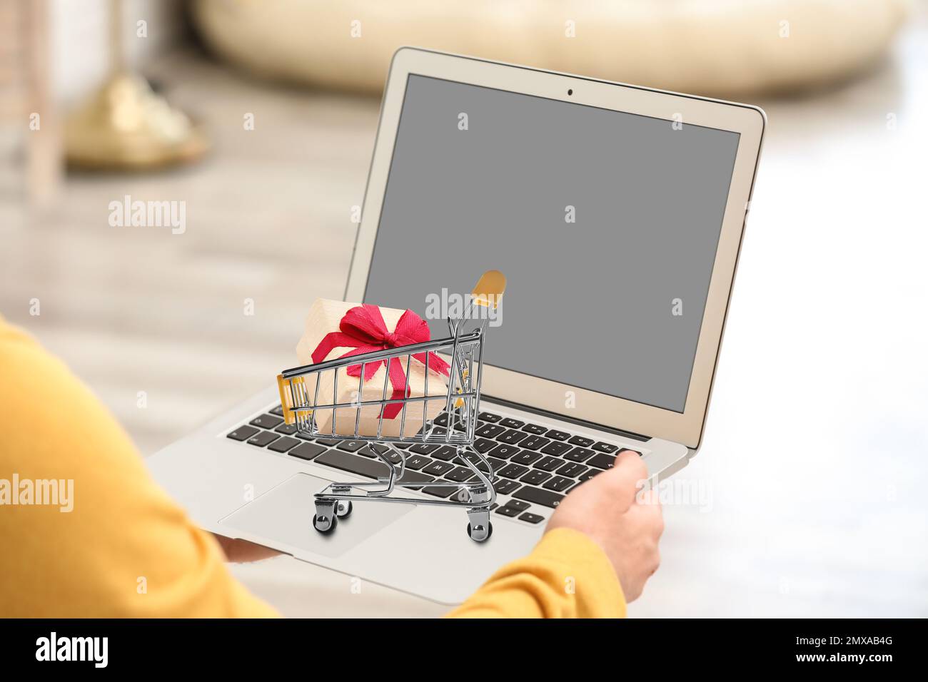 Online shopping delivery woman browsing hi-res stock photography and ...