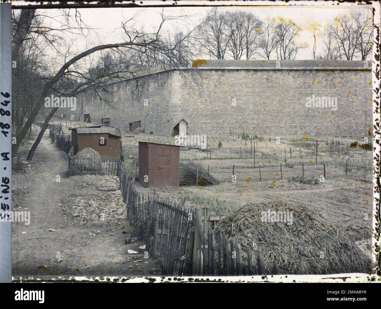 Paris (16th arr.), France The workers' gardens at the foot of the ...