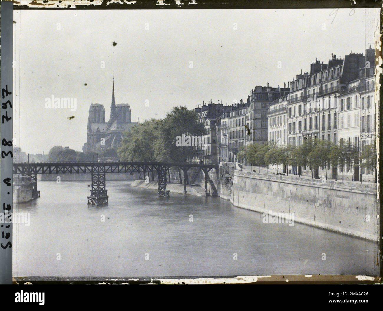Paris (4th arr.), France Le Quai de Béthune, the provisional bridge ...