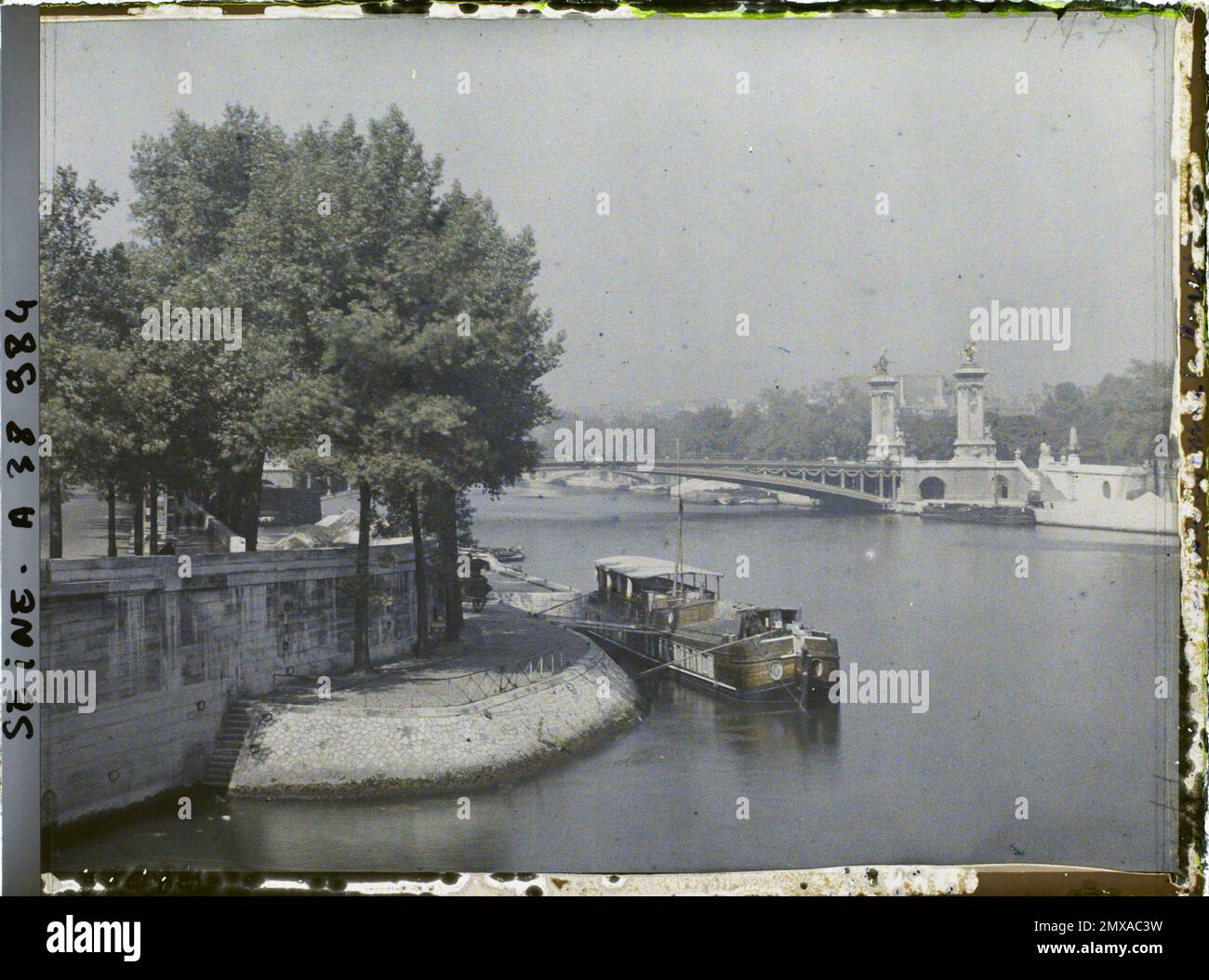 Paris (VIIE arr.), France seen on the Seine and the Alexandre-III ...