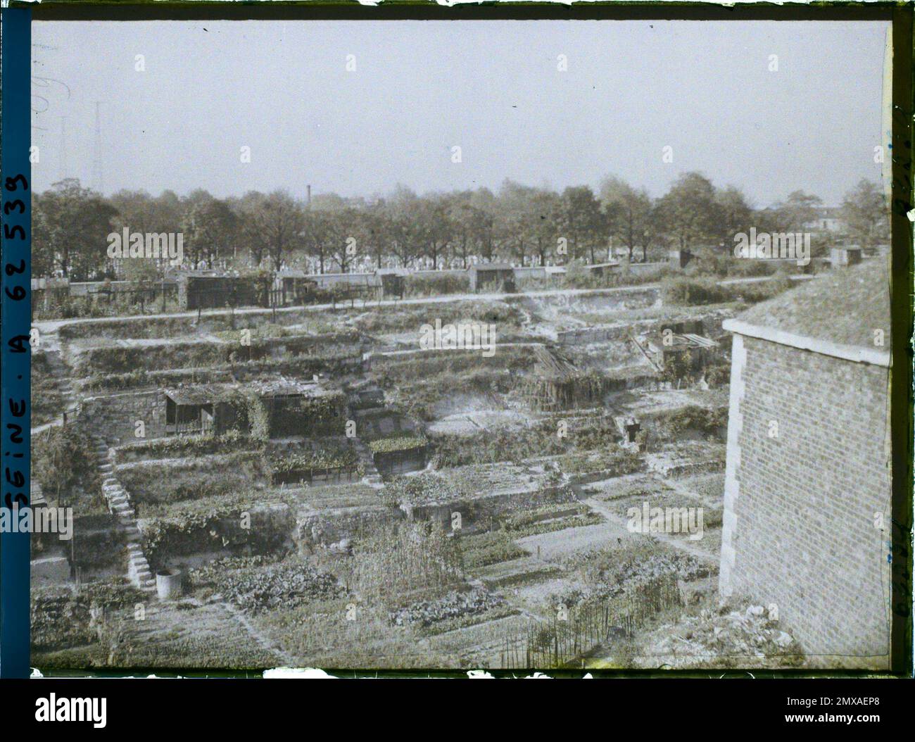 Gardens batignolles cemetery hi-res stock photography and images - Alamy