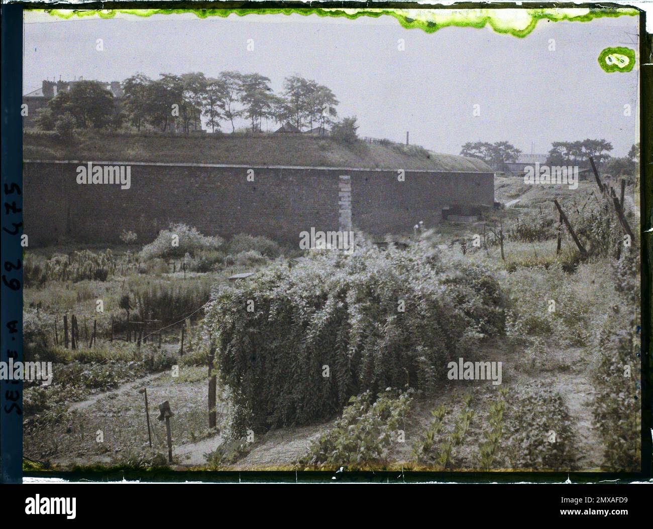 Paris (19th arr.), France Les Jardins workers in the ditches of the ...