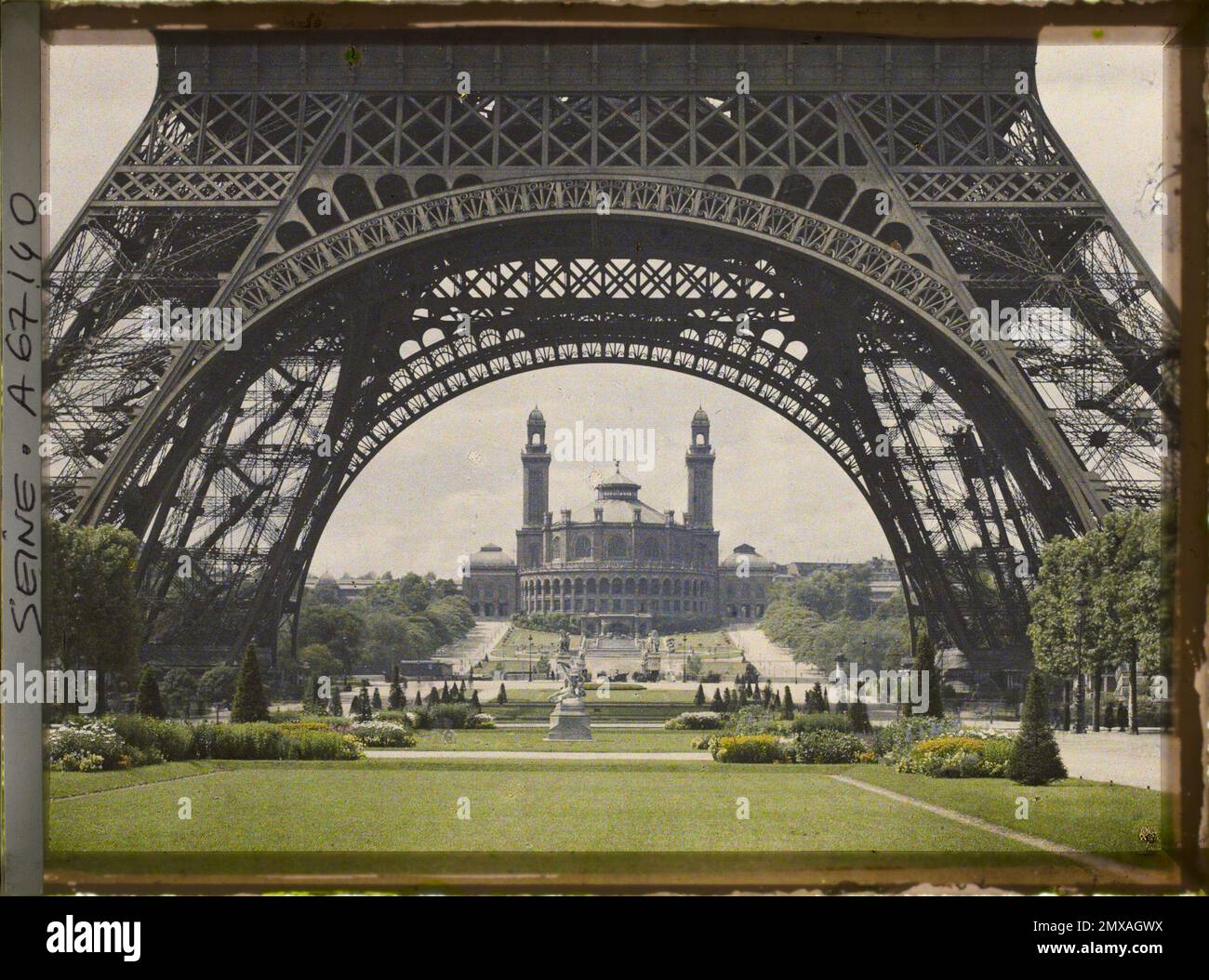 Paris (VII - 16th arr.), France Le Trocadéro seen through the arches of ...