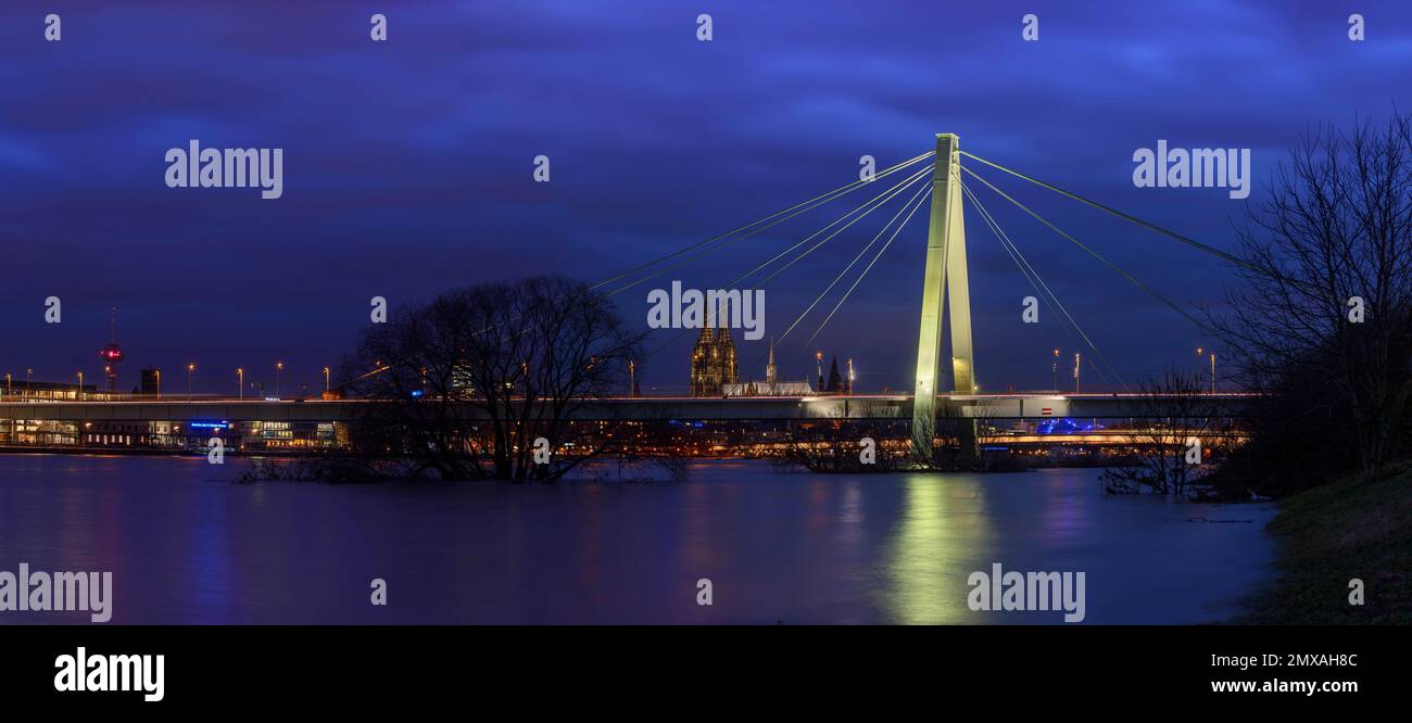 High water in Cologne, Severinsbruecke and Cologne Cathedral, view from ...