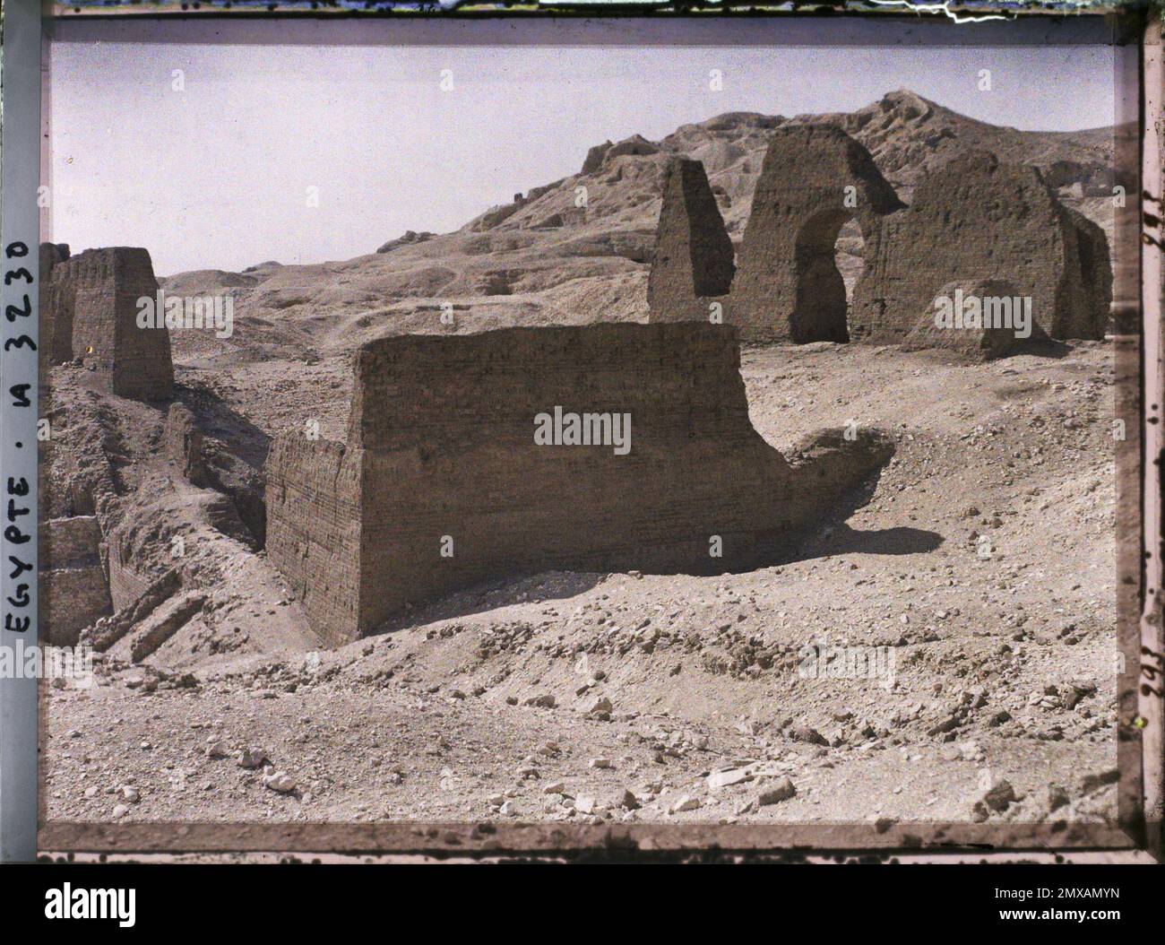 Desert tomb archaeological vestige funeral architecture egyptian hi-res ...