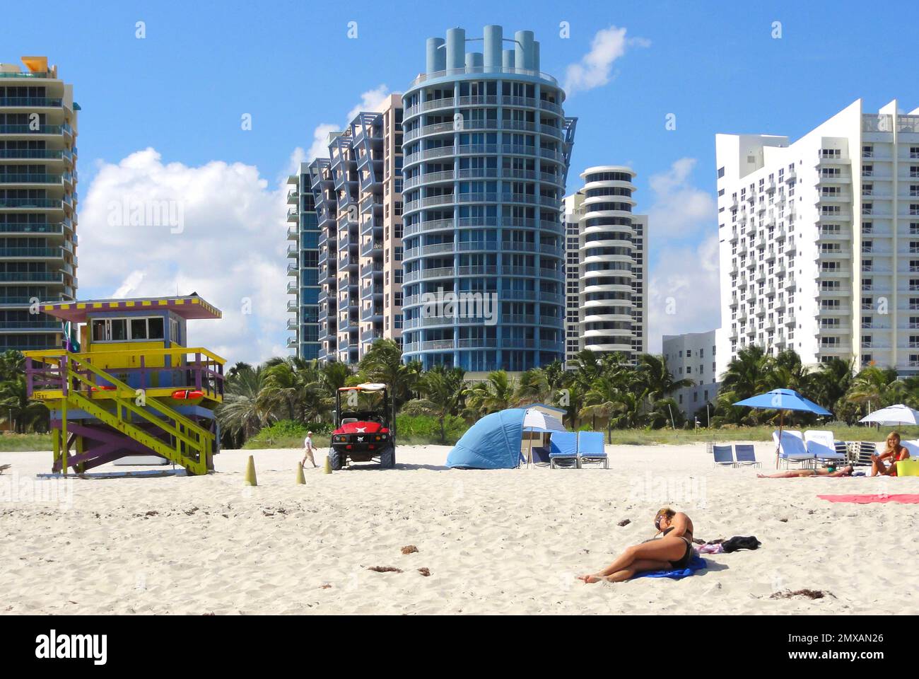 Person by beach north america hi-res stock photography and images - Alamy