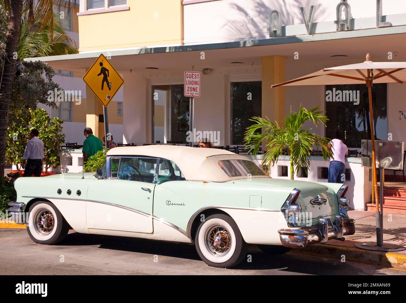 Vintage cars, Art Deco District around Ocean Drive in Miami Beach ...