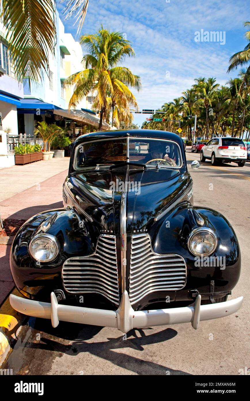 Vintage cars, Art Deco District around Ocean Drive in Miami Beach ...