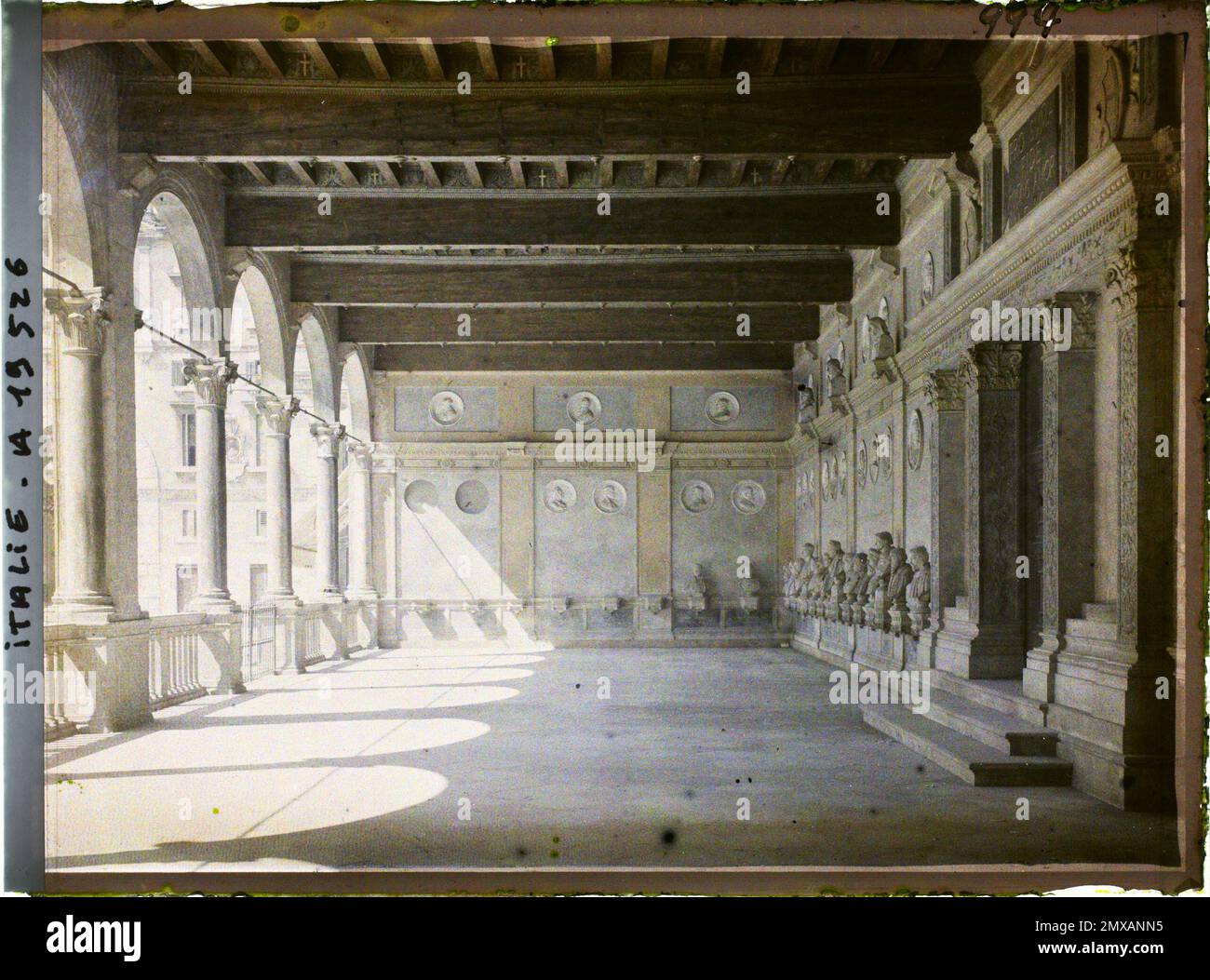 Statue sculpture balcony loggia arc arcade arceau renaissance hi-res ...