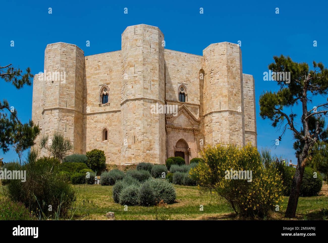 Octagonal castle, landmark of the region, Castel del Monte, Puglia ...