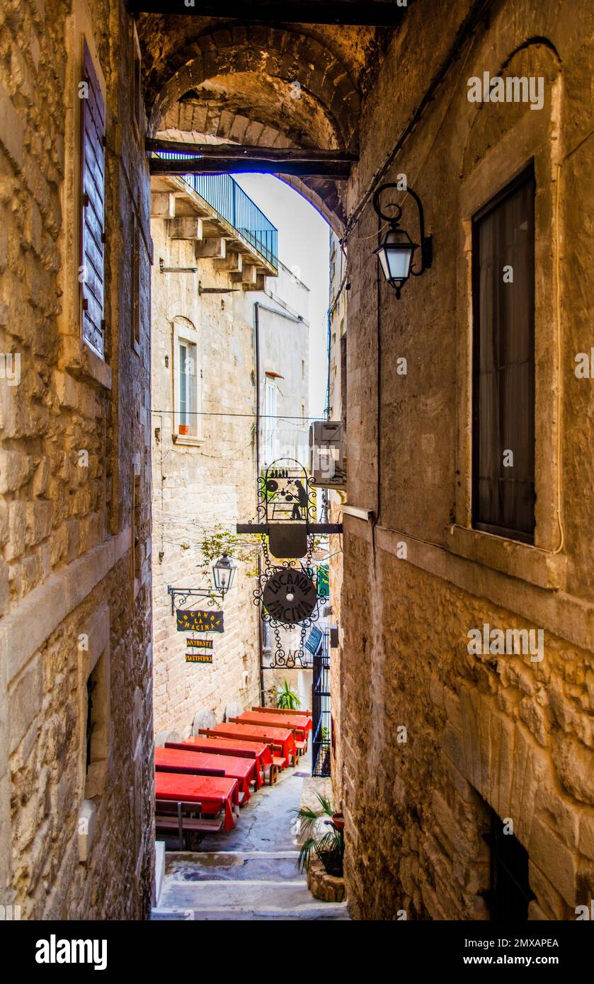 Alley of vieste village hi-res stock photography and images - Alamy