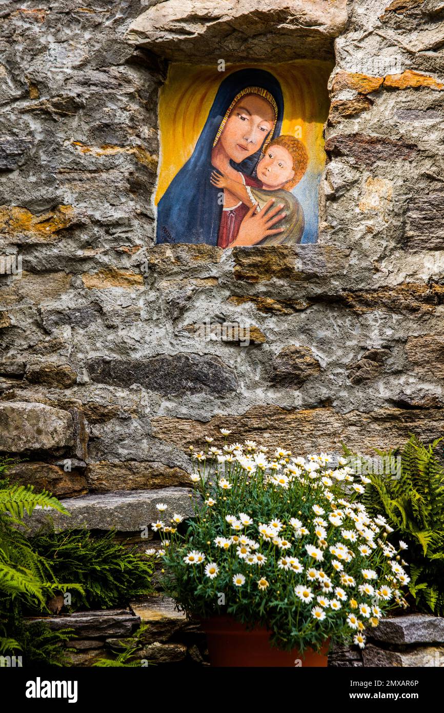 Sonogno, characteristic village with old houses and alleys, Ticino ...