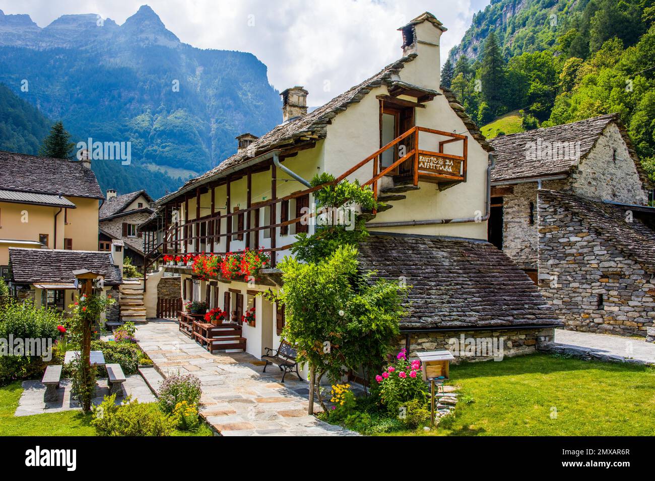 Sonogno, characteristic village with old houses and alleys, Ticino ...