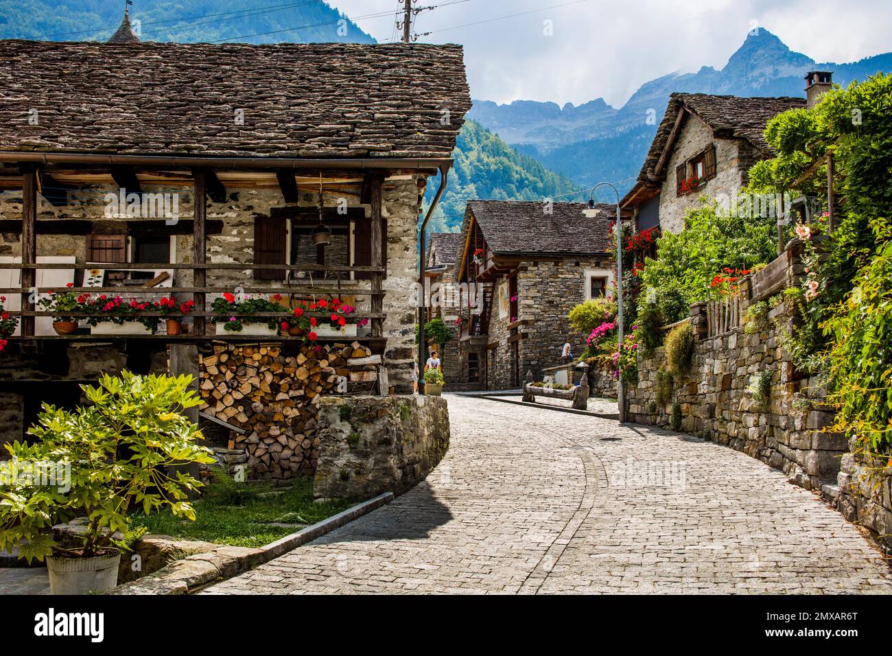 Sonogno, characteristic village with old houses and alleys, Ticino ...