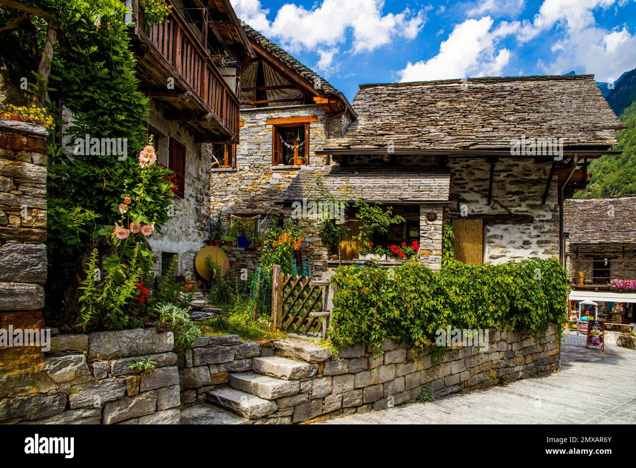 Sonogno, characteristic village with old houses and alleys, Ticino ...