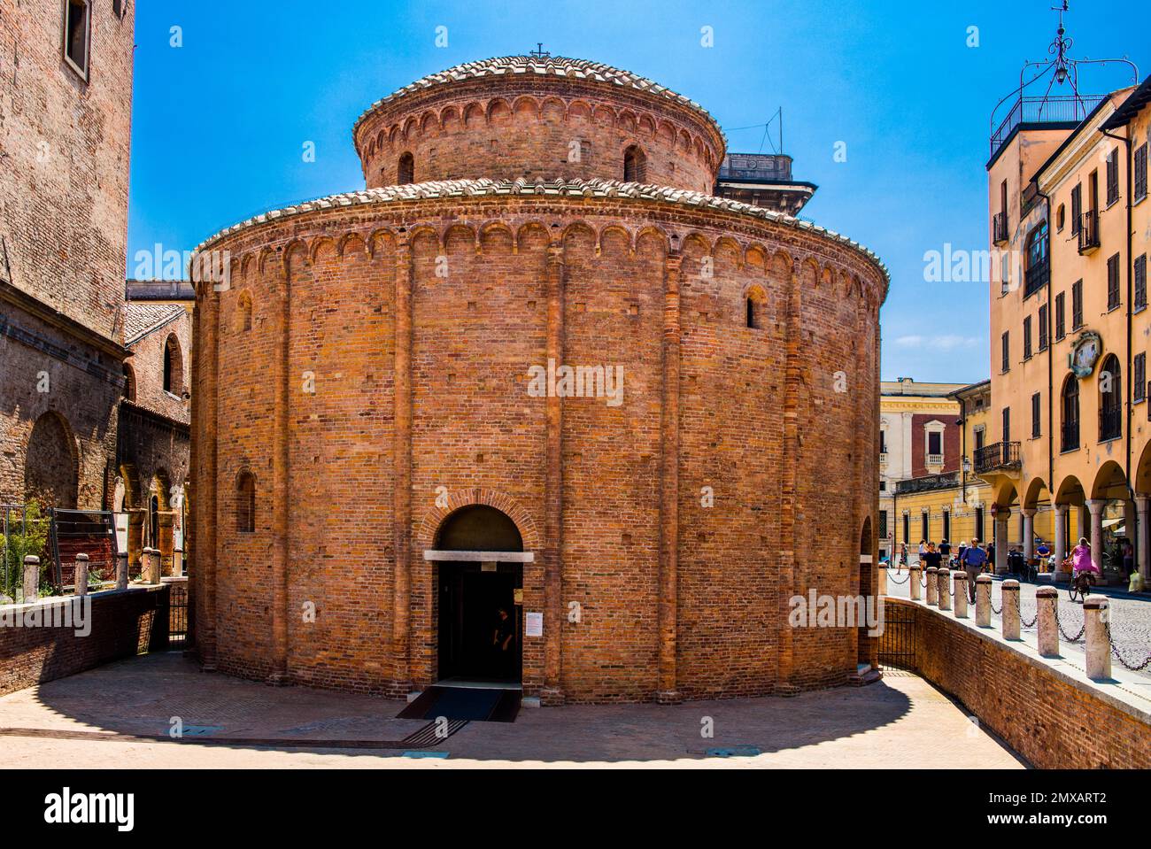 Rotunda of San Lorenzo with two-sided circular interior, Mantua ...