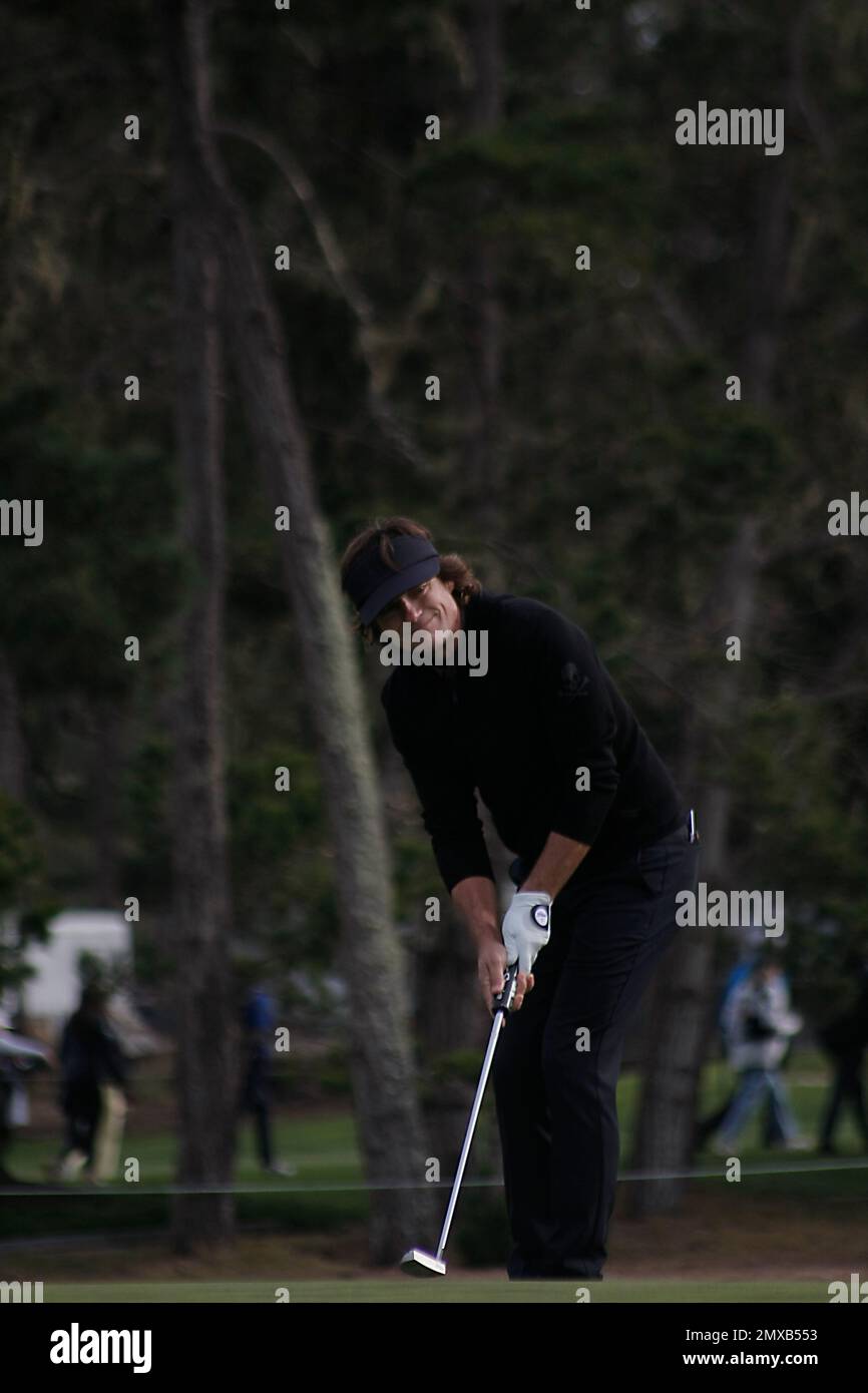 Pebble Beach, CA, USA. 2nd Feb, 2023. Jason Bateman putts on the first ...