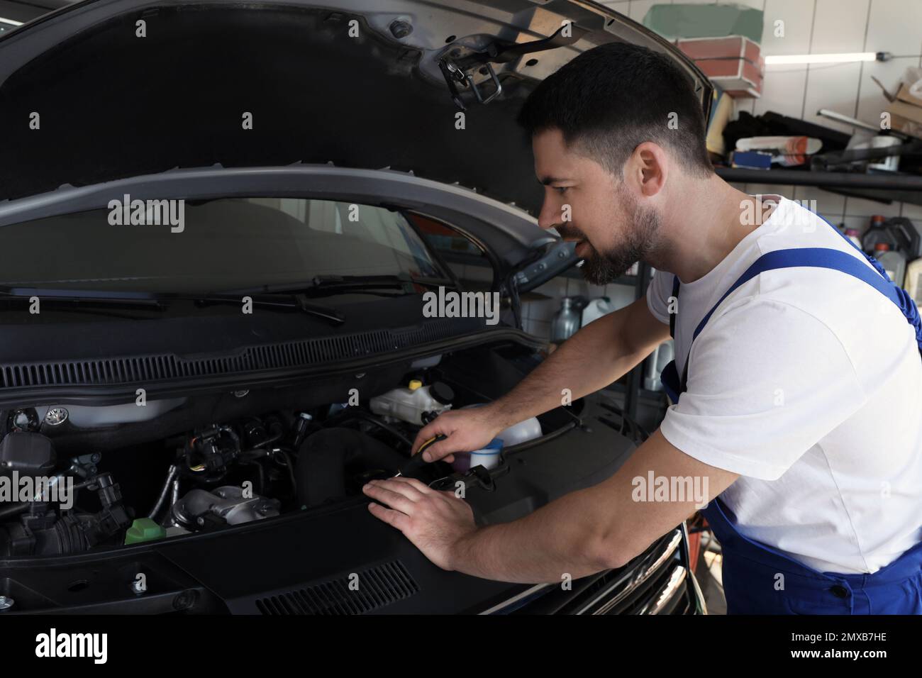 Professional auto mechanic fixing hi-res stock photography and images ...