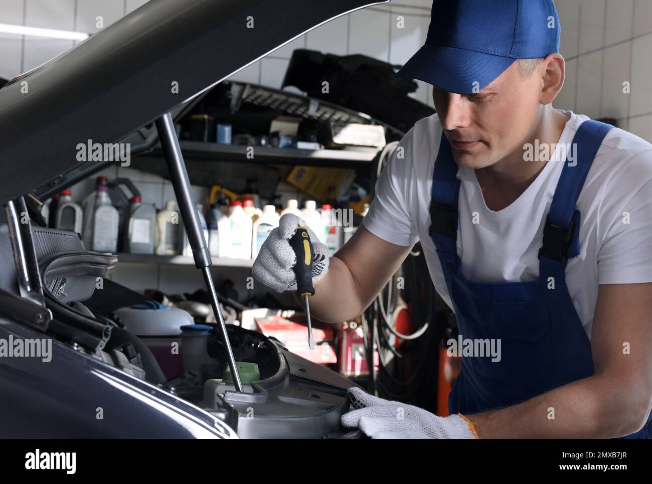 Professional auto mechanic fixing hi-res stock photography and images ...