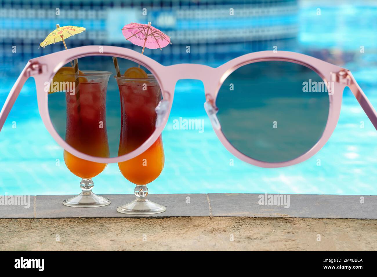 Cocktails by the pool hi-res stock photography and images - Alamy