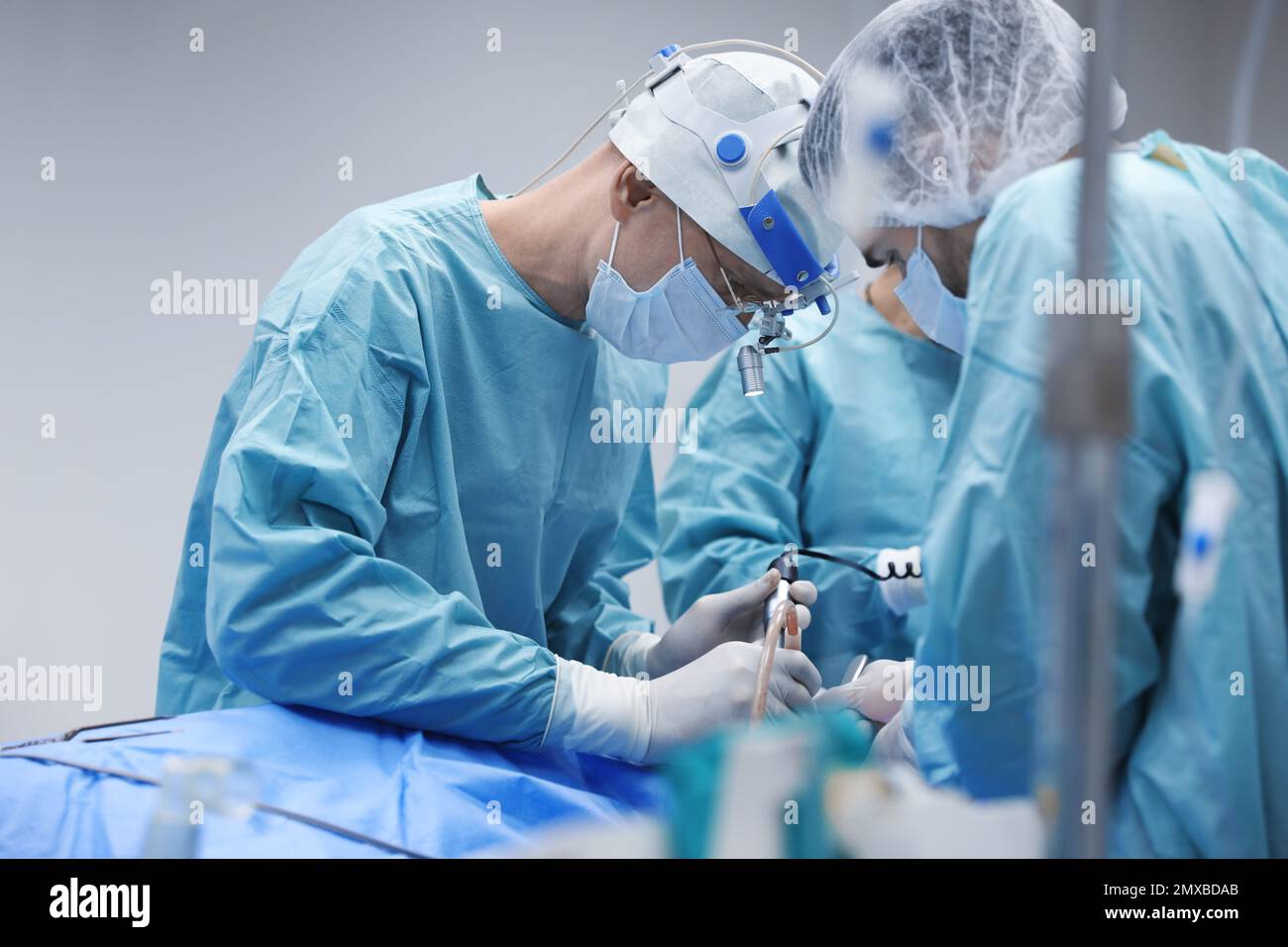 Team doctors working in surgery hi-res stock photography and images - Alamy