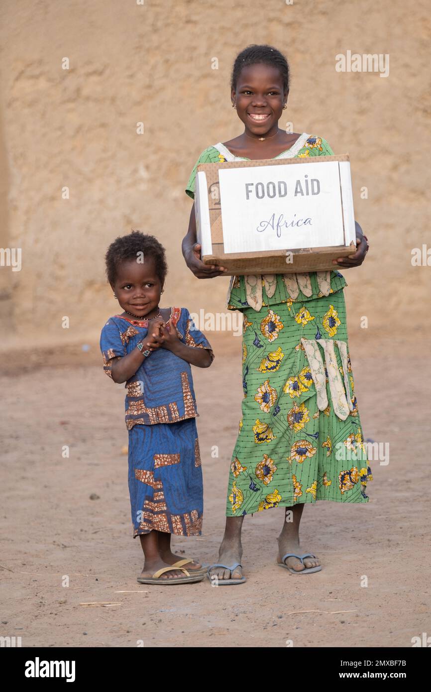 Volunteer food to children africa hi-res stock photography and images ...