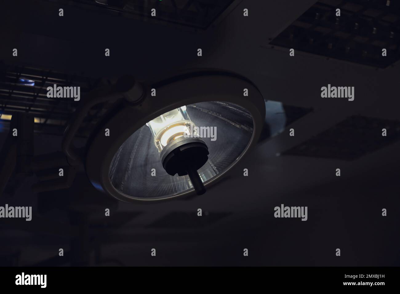 New surgical lamp in modern operating room Stock Photo - Alamy