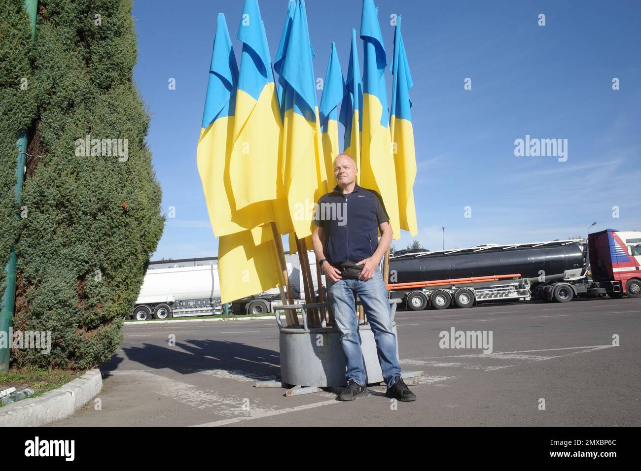Ukrainian flags at border crossing Stock Photo - Alamy