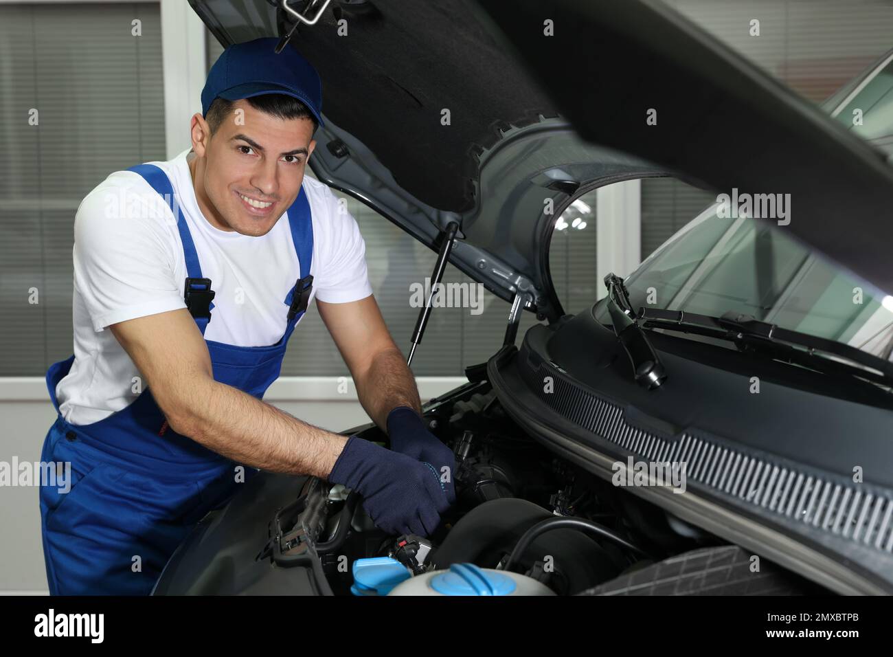 Mechanic fixing car hi-res stock photography and images - Alamy
