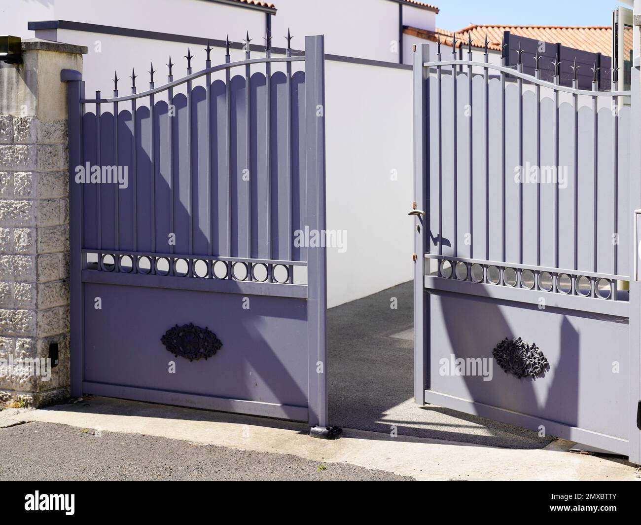 Open gate of house hi-res stock photography and images - Alamy