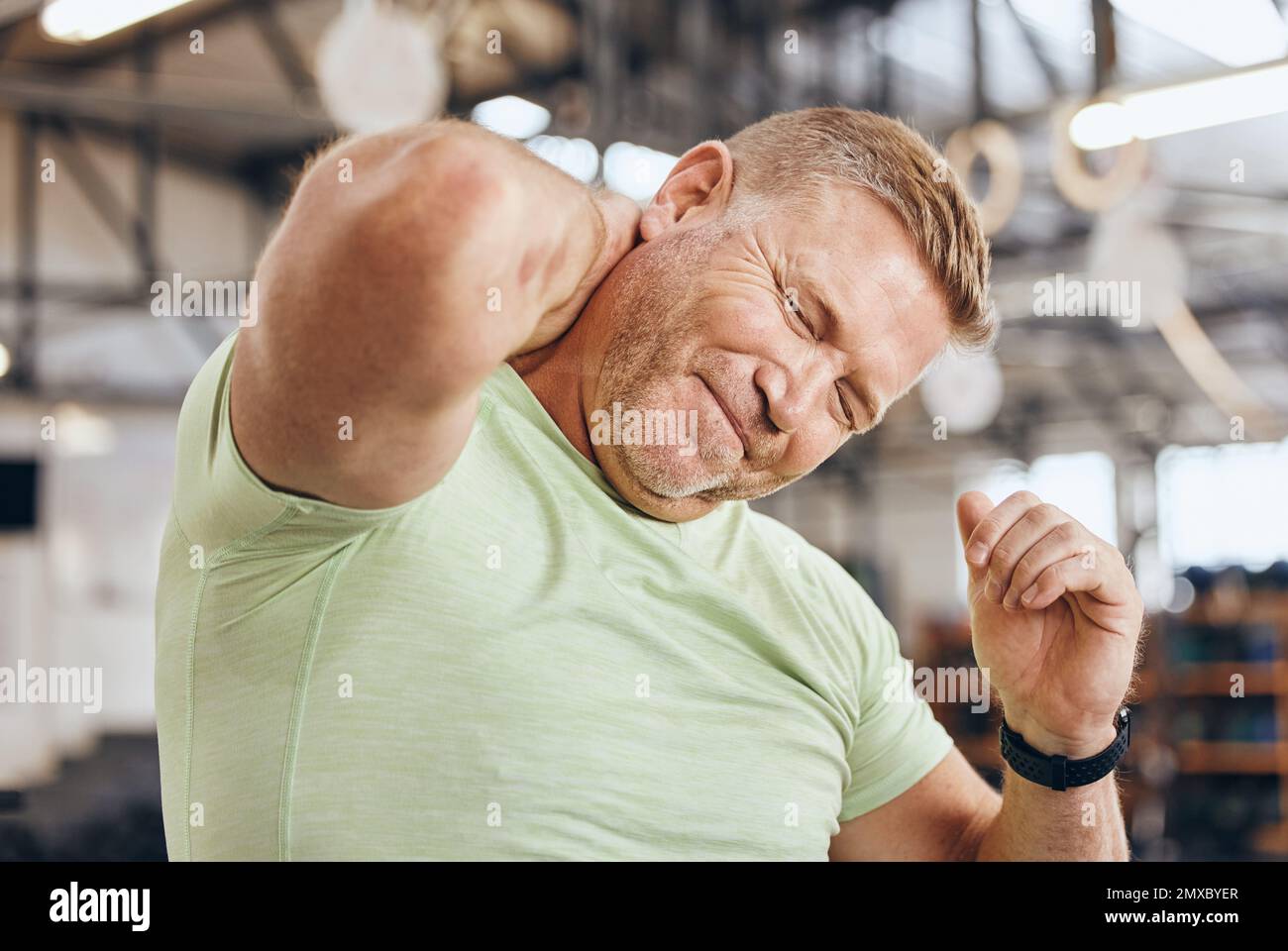Fitness shoulder pain mature hi-res stock photography and images - Alamy