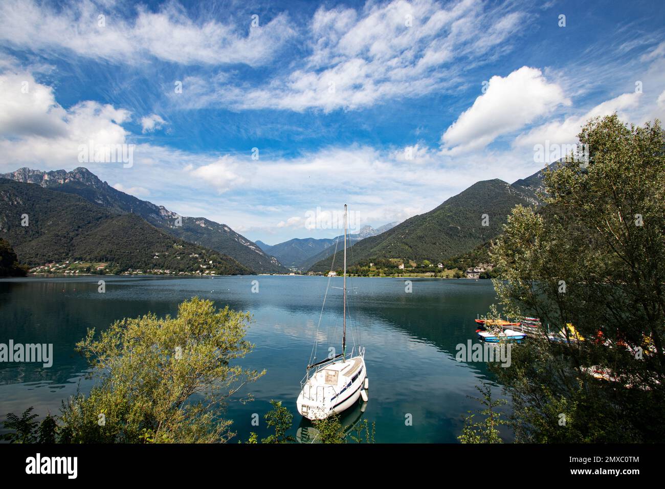 Italy mountain lake hi-res stock photography and images - Alamy