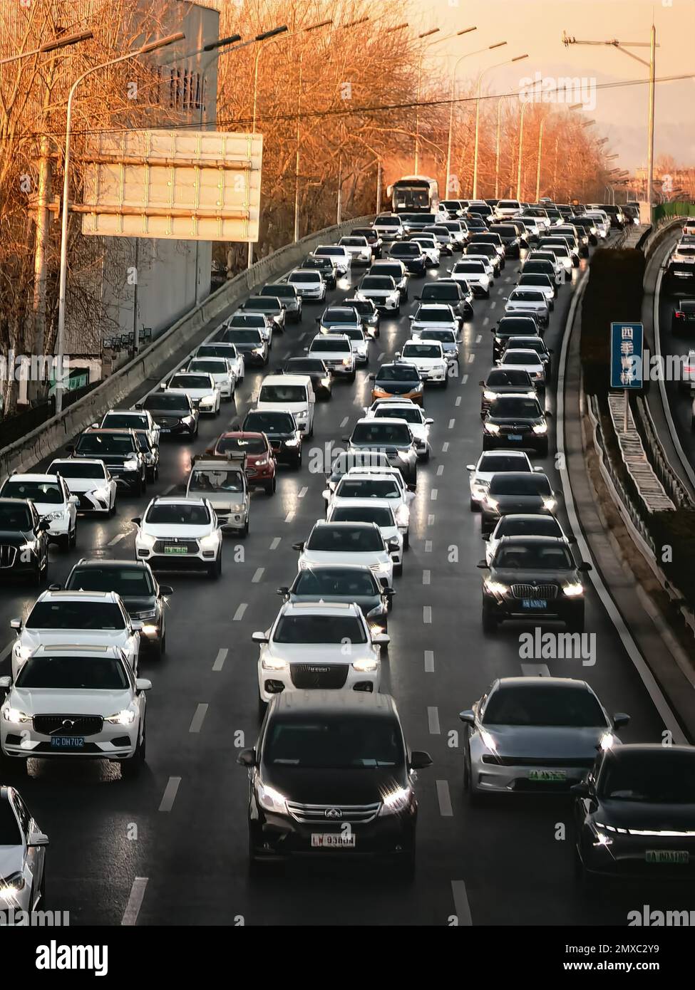 The post-holiday traffic is crowded on the West Fourth Ring Road in ...