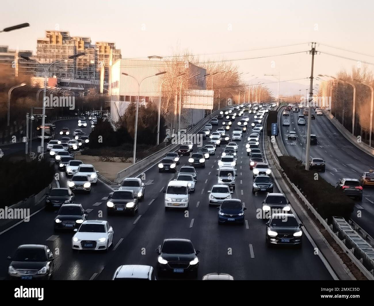 The post-holiday traffic is crowded on the West Fourth Ring Road in ...