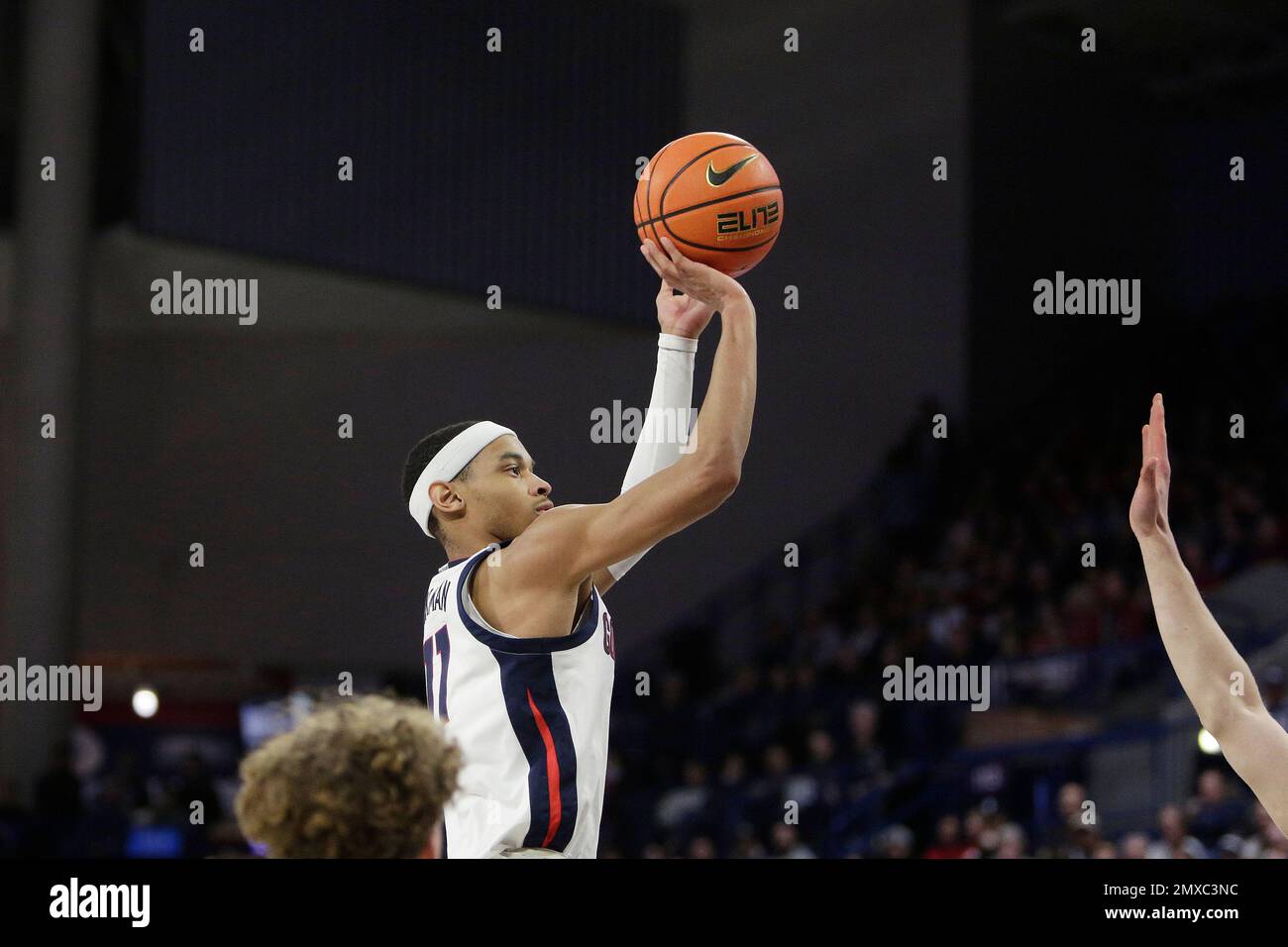 Gonzaga guard Nolan Hickman (11) shoots during the first half of an ...
