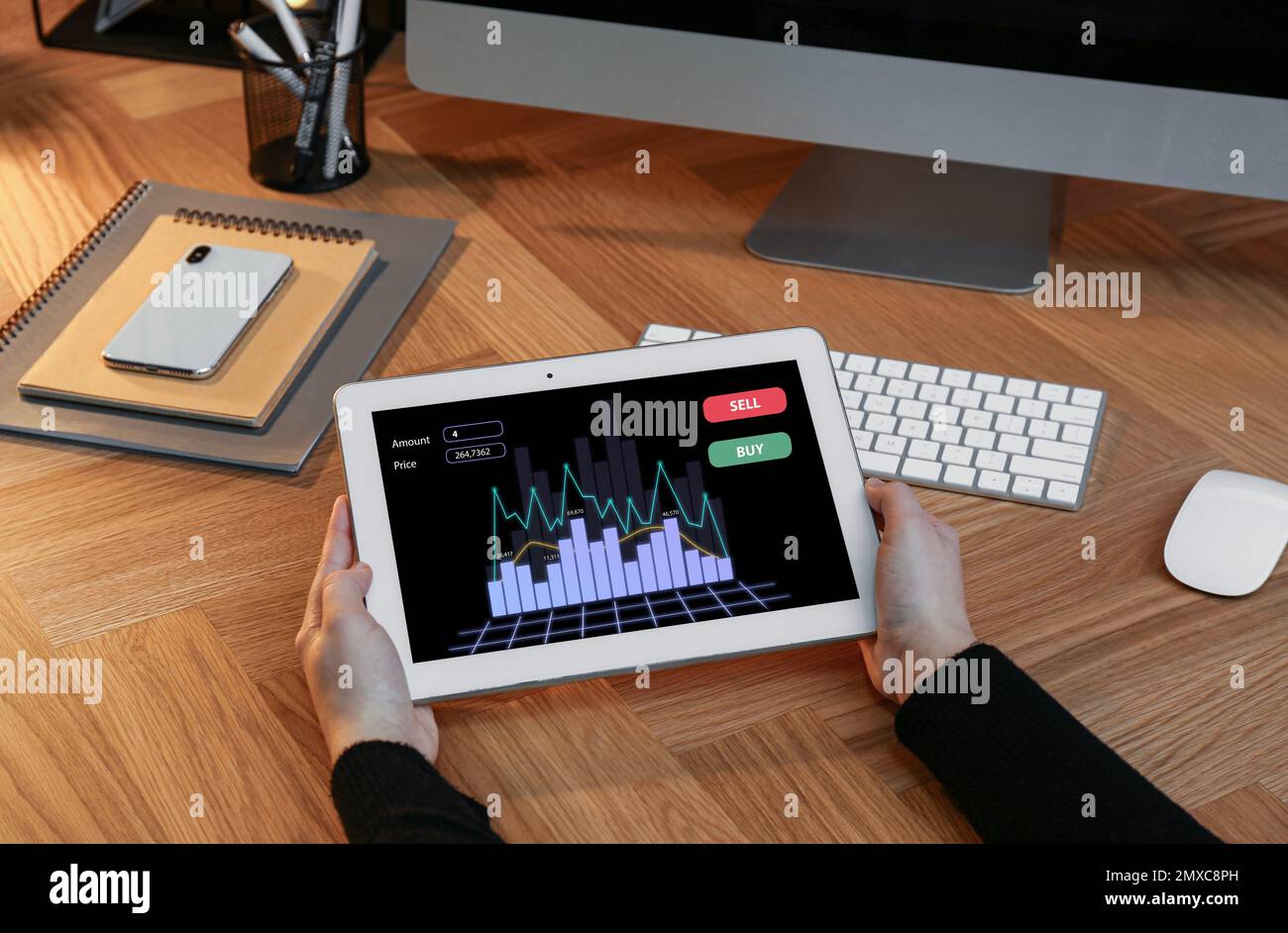 Broker using tablet table hi-res stock photography and images - Alamy