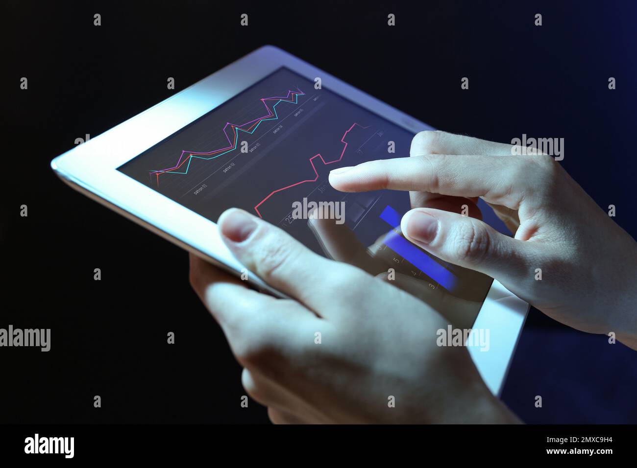 Broker using tablet table hi-res stock photography and images - Alamy