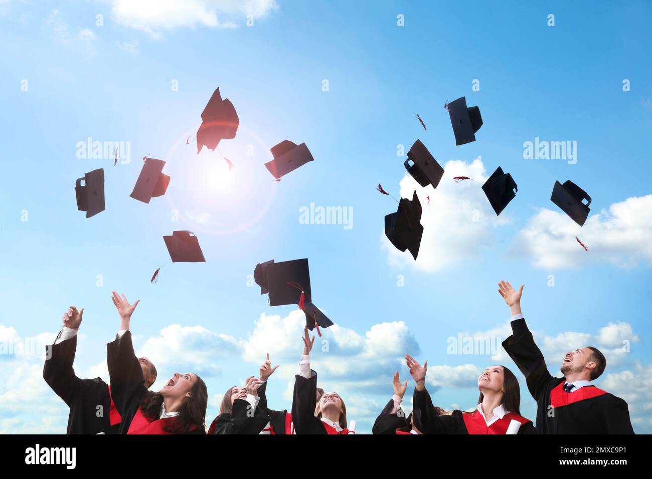 Students graduation throwing hats hi-res stock photography and images ...